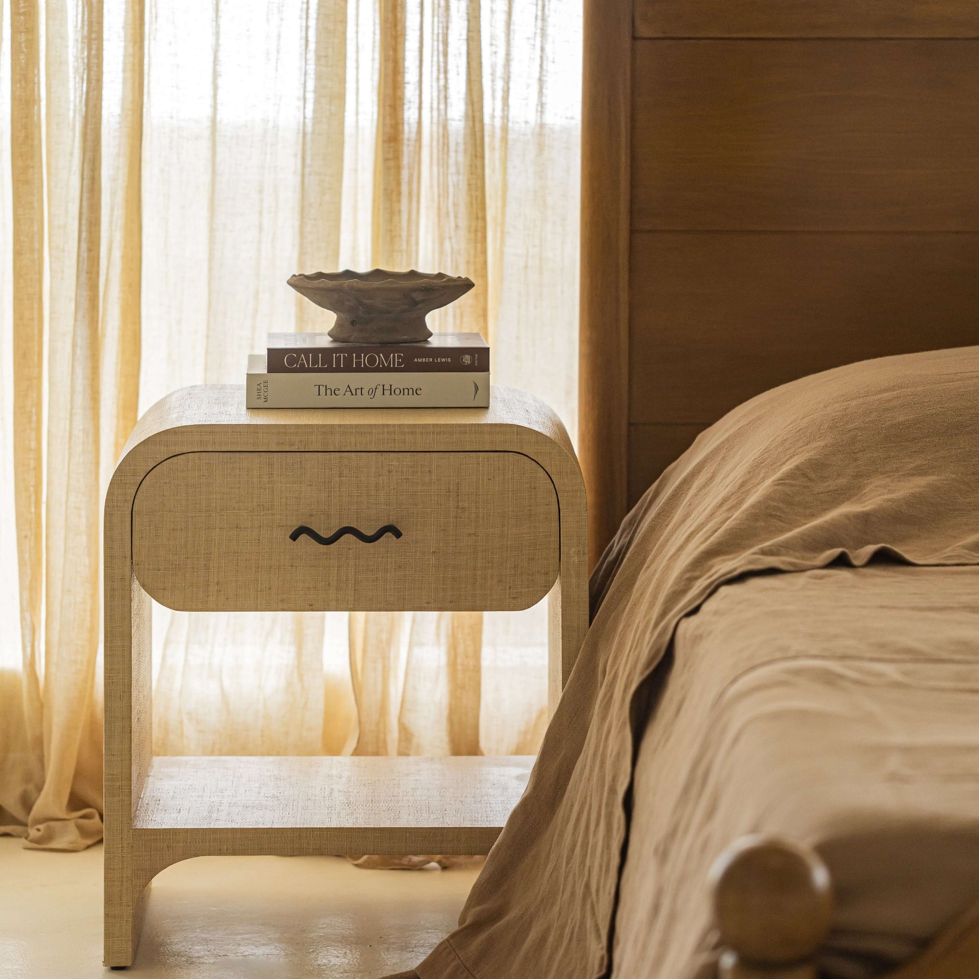 Bruno Bedside Table, Raffia, Gmelina Wood - En Gold